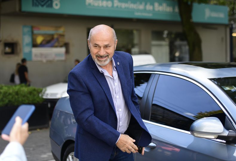 Con la interna en llamas, Mario Secco abre el paraguas y empuja una ...