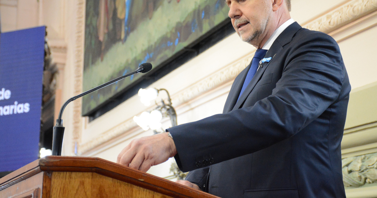 Omar Perotti, en puntas de pie