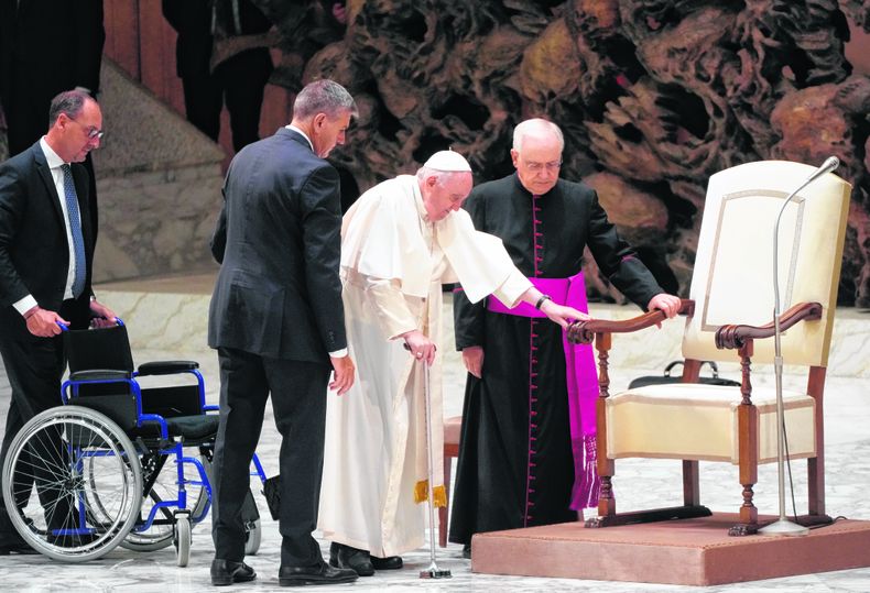 Internaron al papa Francisco por problemas respiratorios y exceso de estrés