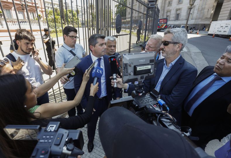 Javier Milei le tomó juramento a Diego Santilli como ministro del Interior