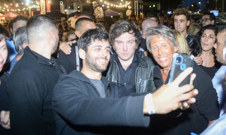 Milei en la playa: modo rockstar, show de selfis y Kikuchi en las sombras