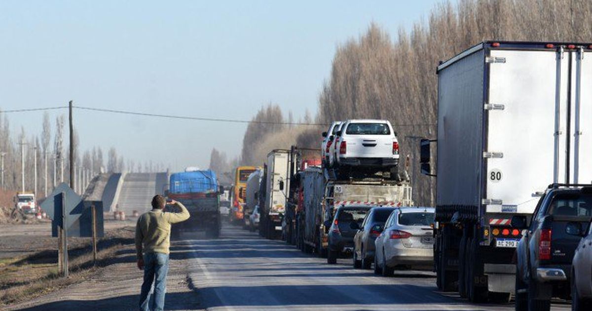 Katopodis en la mira por la obra interminable de la Ruta 22 en la Patagonia