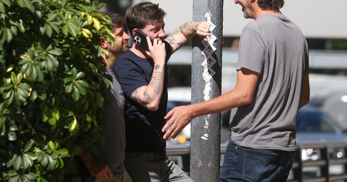 Con Santiago Caputo de vacaciones, el troll center hace fila para ...