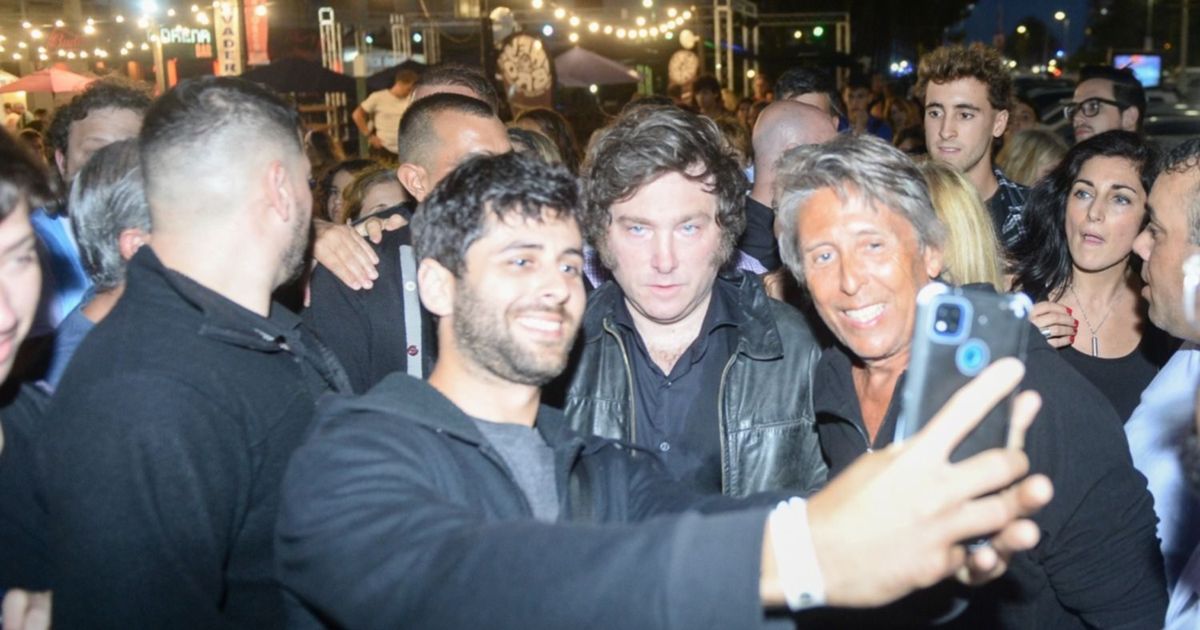 Milei en la playa: modo rockstar, show de selfis y Kikuchi en las sombras