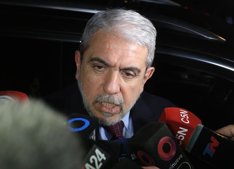 Aníbal Fernández, contra quienes se la pasaron tirando piedras al ...