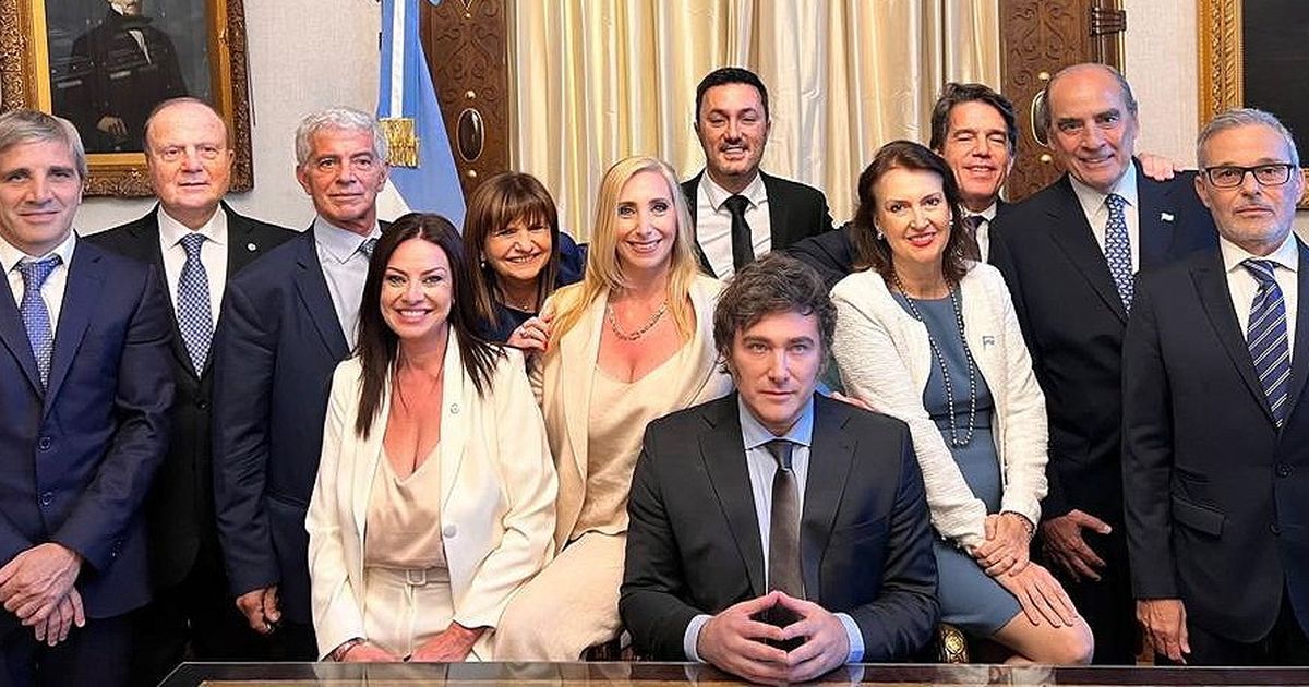 A lo Menem, Javier Milei grabó la cadena nacional con su gabinete de fondo