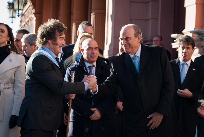 Nicolás Posse se mostró cerca de Javier Milei, pero está cada vez más ...