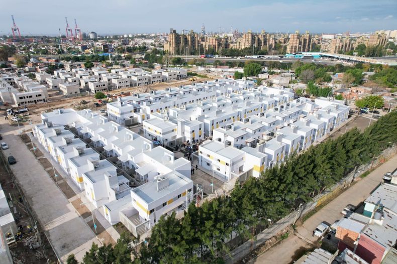 Maggiotti y Ferraresi encabezaron una nueva entrega de viviendas en Avellaneda