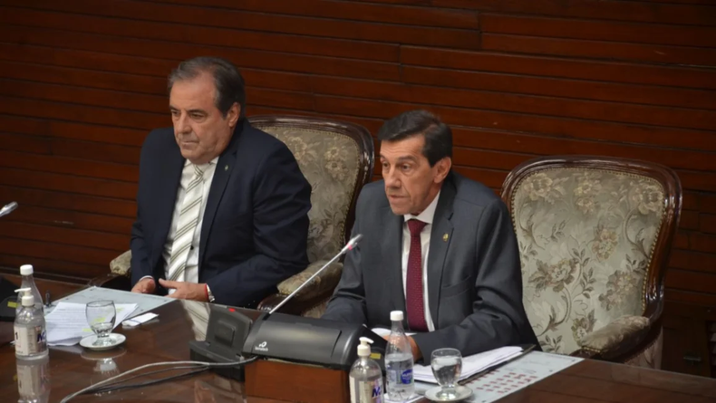 Carlos Sadir hace equilibrio fiscal y político en Jujuy: banca el ...