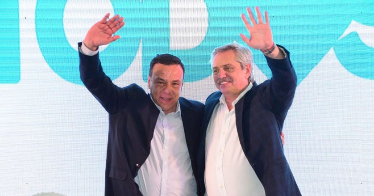 Sumergido en una crisis y distante del PJ, Cáffaro se abraza al albertismo