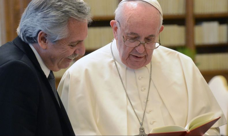 El doble filo y los límites del ultra papismo de Alberto Fernández